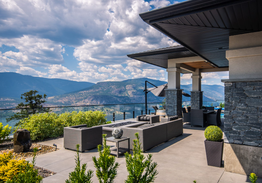 Modern Outdoor Living Space Covered Deck | K2 Stone