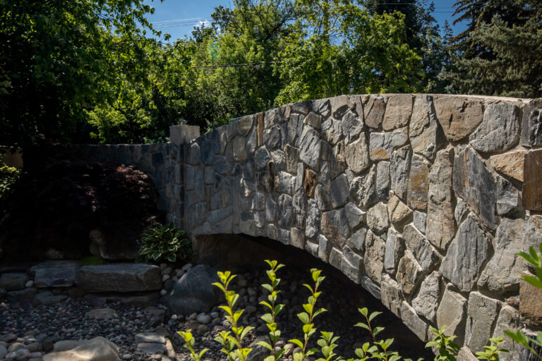 Traditional Fieldstone Bridge Facade | K2 Stone