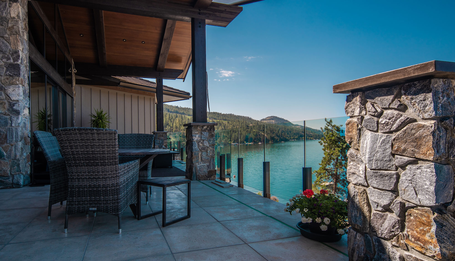 Creekside Granite Random Fieldstone Veneer Feature | K2 Stone